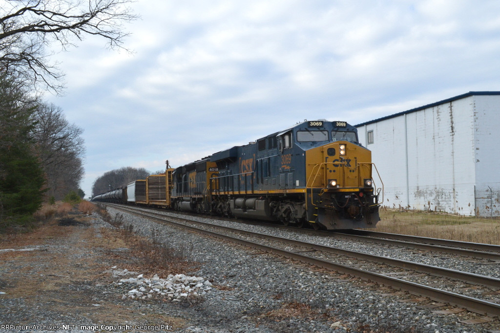 CSX 3069 and train Q370